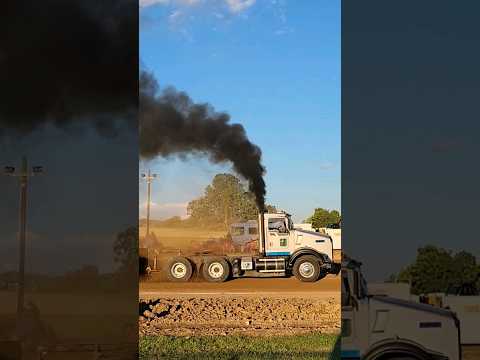 Kenworth T-800 on the pulling sled at Shiawassee County Fair 2023