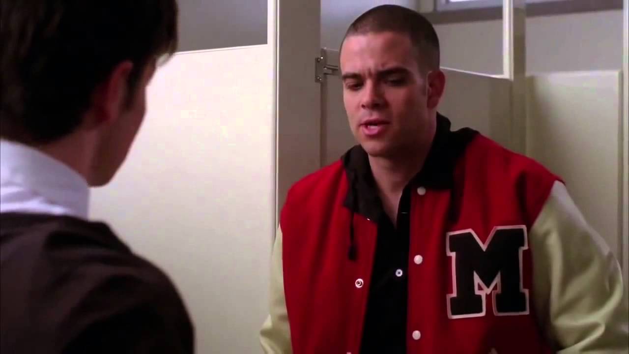 Glee - Puck and Kurt in Restroom