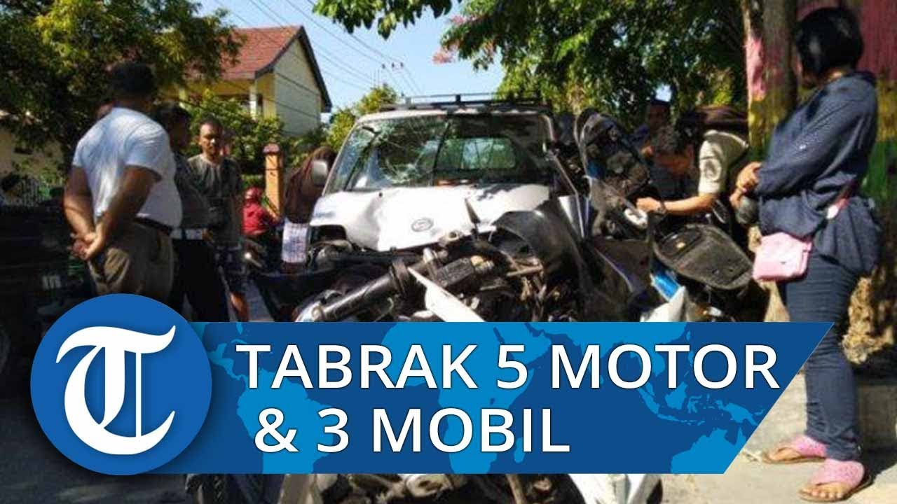 Mobil Bak Terbuka Seruduk 5 Kendaraan Roda Dua dan 3 Kendaraan Roda ...