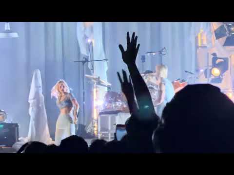 Watch Hayley Williams Perform “Parachute” Live With Scowl’s Kat Moss ...