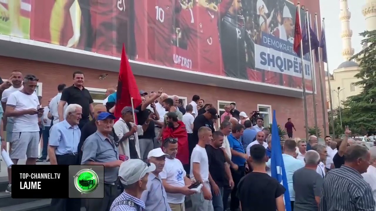 Top Channel/ Protesta e PD, momenti kur mbështetësja e Berishës valëvit ... Top Channel/ Protesta e PD, momenti kur mbështetësja e Berishës valëvit ...