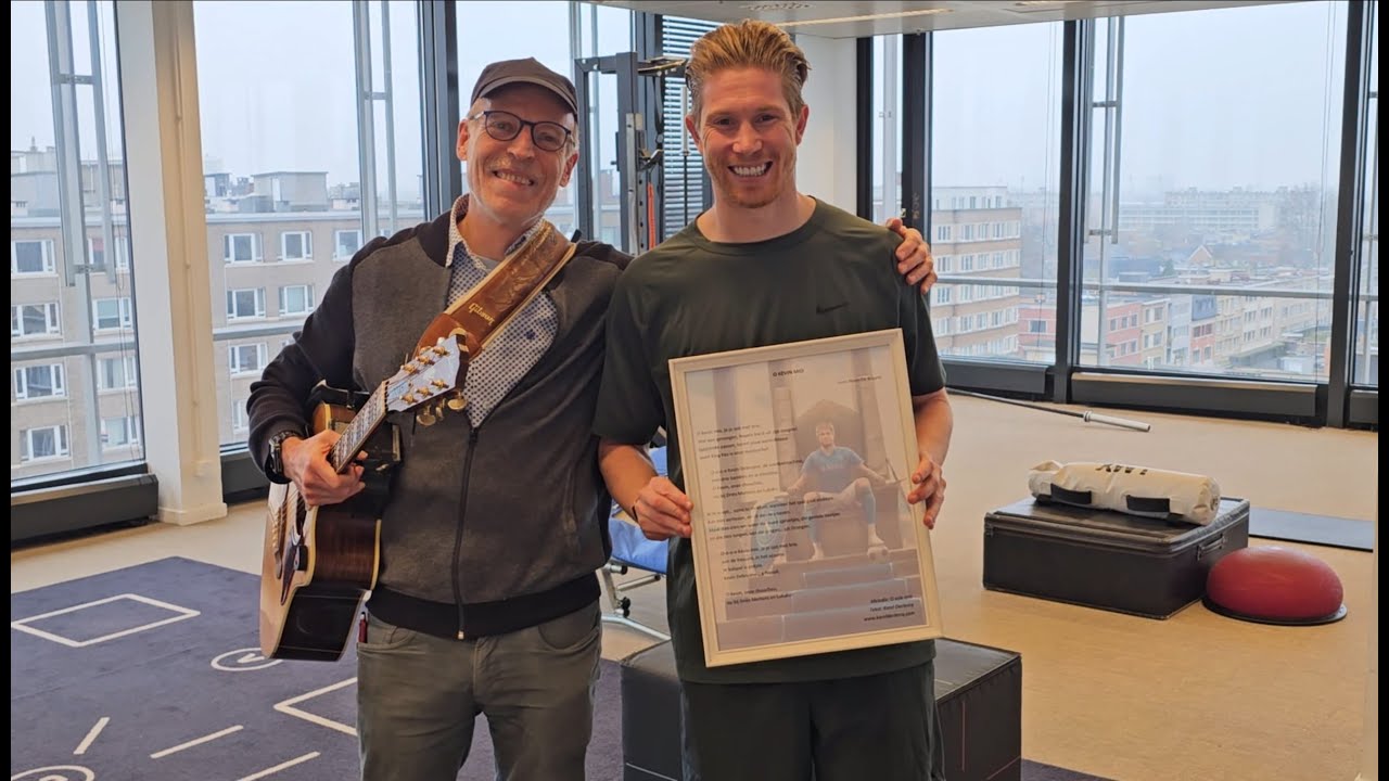Kevin De Bruyne hoort eerbetoon 'O Kevin Mio' van cabaretier Karel ...