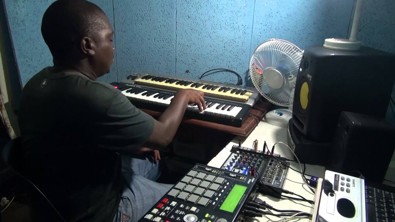 @RizzlahRejazz making a random beat on the Akai Mpc 1000, @rizzlahrejazz1 on twitter