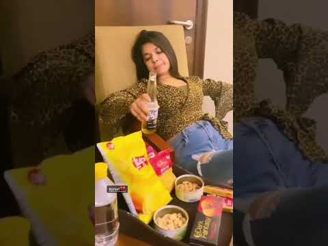Nashe Mein Ham #shorts #daru #girl #wine #sharabi #bar #beer #youtubeshorts #beerlovers #drinks