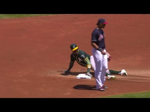 OAK@CLE: Davis swipes second base