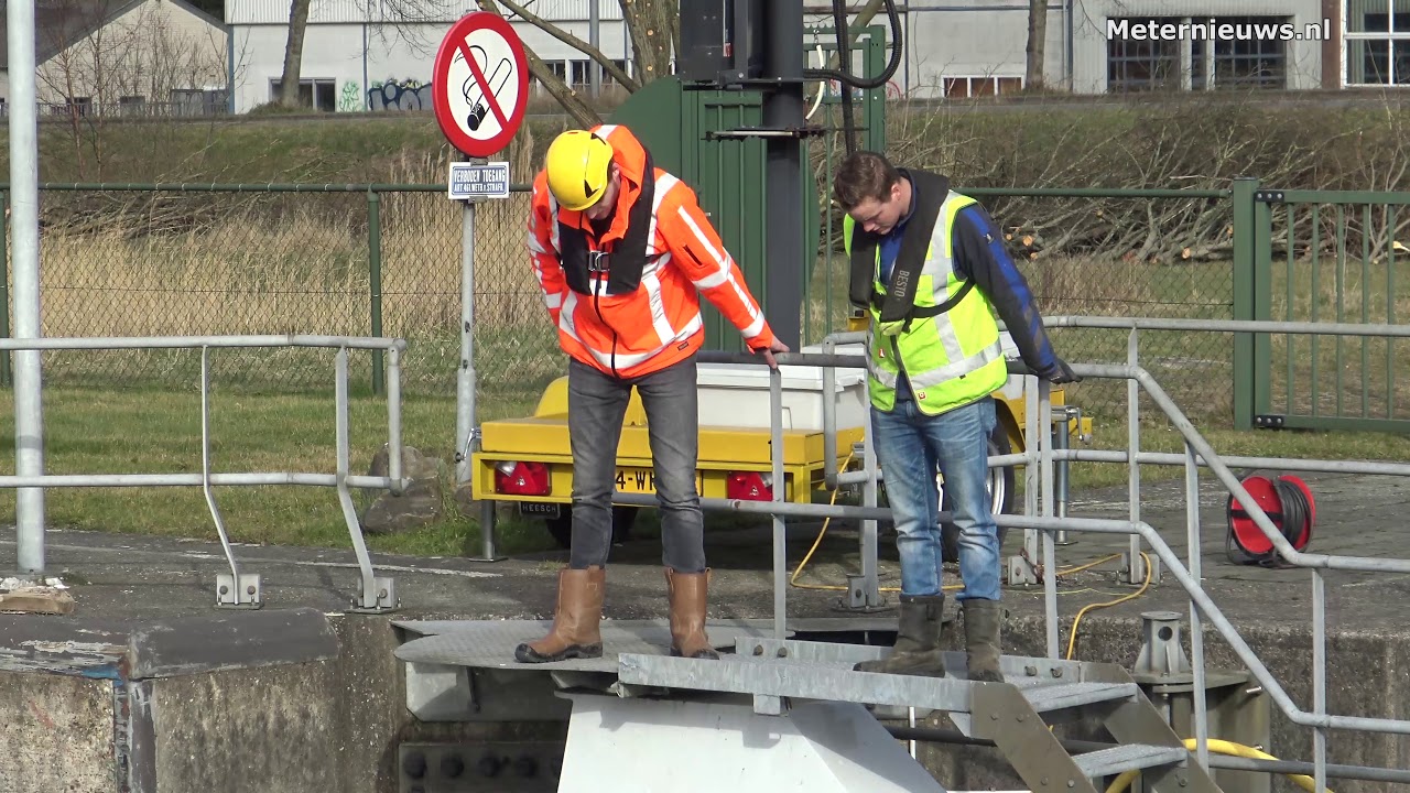 Scheepvaart verkeer gestremd olie op water kolk Oostersluis Groningen ...