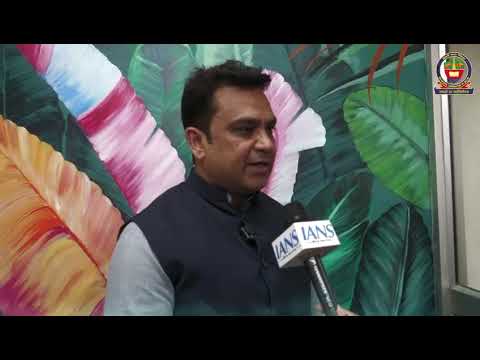 MCD stands by its Safai Karamchari β Mayor hands over financial aid