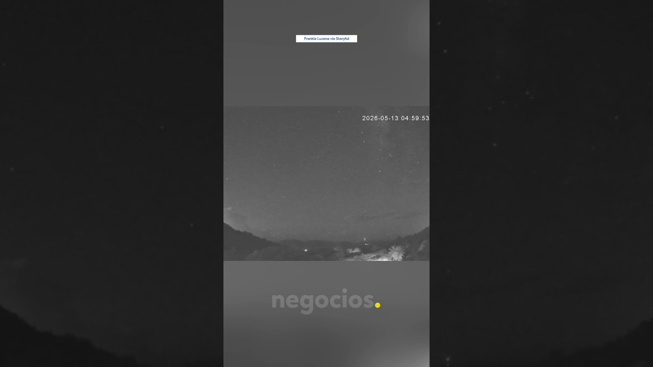 Un brillante meteorito cruza el cielo nocturno y provoca un destello espectacular captado