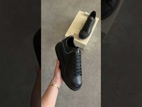 Alexander McQueen Men Sneakers #alexandermcqueen #alexandermcqueensneakers #mensneaker #sneakersbykk