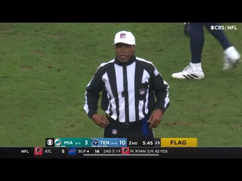 NFL Referee gets crowd’s attention before making a call
