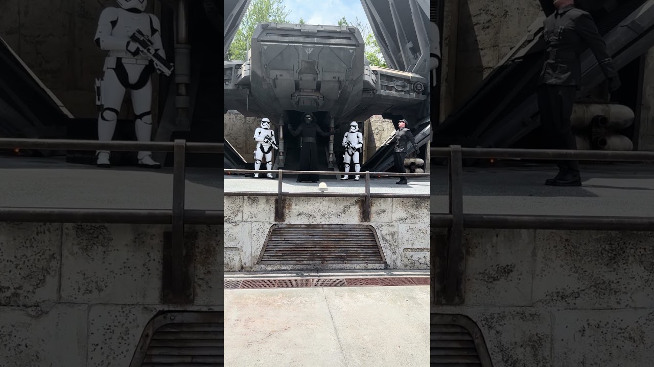 Kylo Ren Searching for Spy | Walt Disney World | Star Wars: Galaxy’s Edge