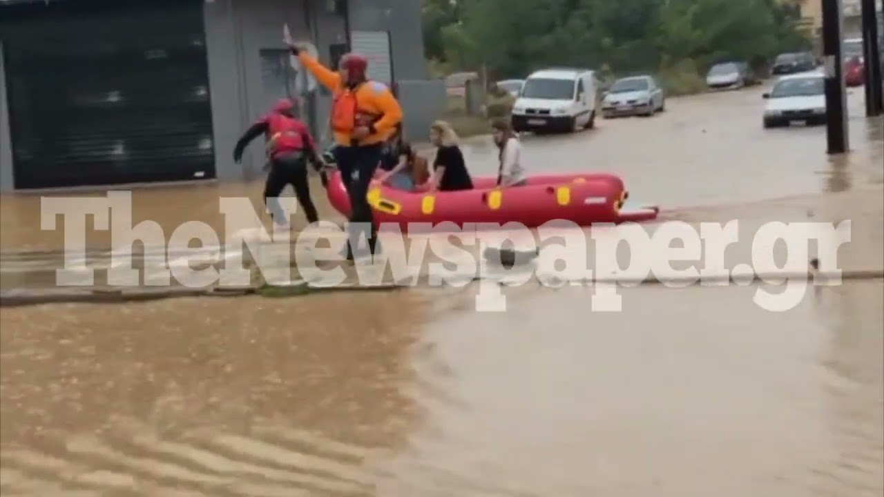 Το είδαμε κι αυτό στη χώρα μας: Με βάρκες απεγκλωβίζουν τον κόσμο από ...