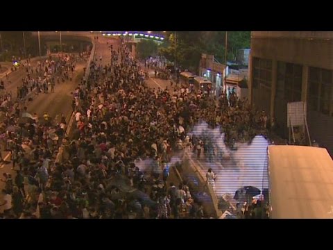 Hong Kong protesters defy Beijing