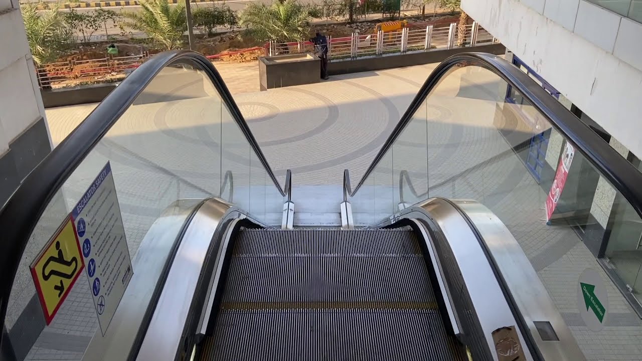 Johnson escalator | shopping mall | 1x escalator | outdoor escalator | element mall  | Stop start