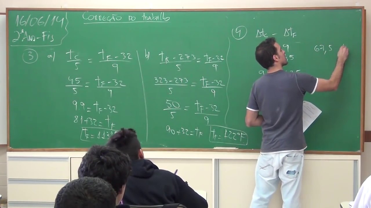 Professor briga com alunos por causa do ar condicionado.