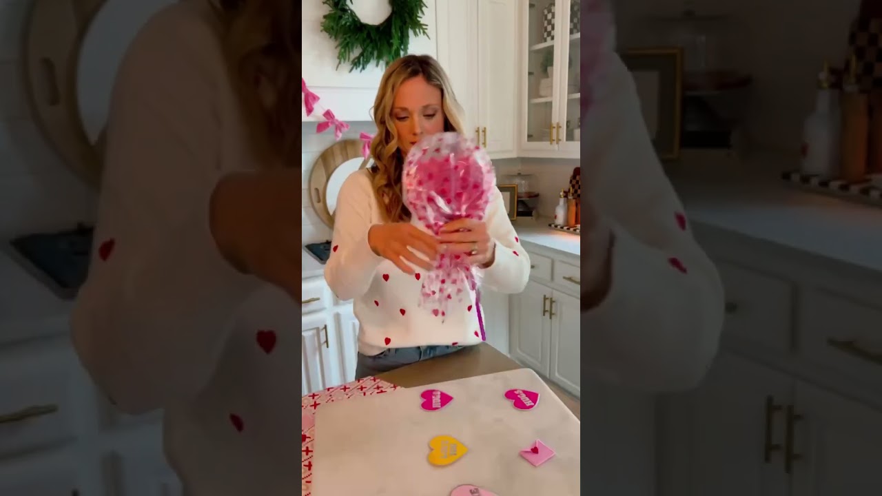 DIY Valentine’s Day Lollipops!! 🍭 Such an adorable gift idea!
