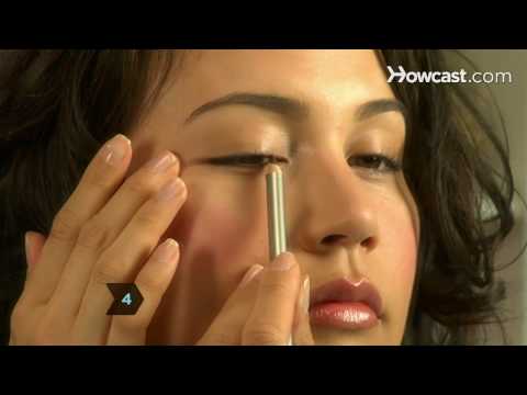 How to Apply Pencil Eyeliner