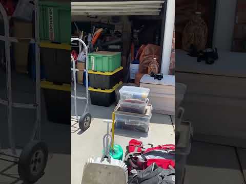 Loading a 26’ PENSKE Small Moving Labor. Contractor Labor movers.