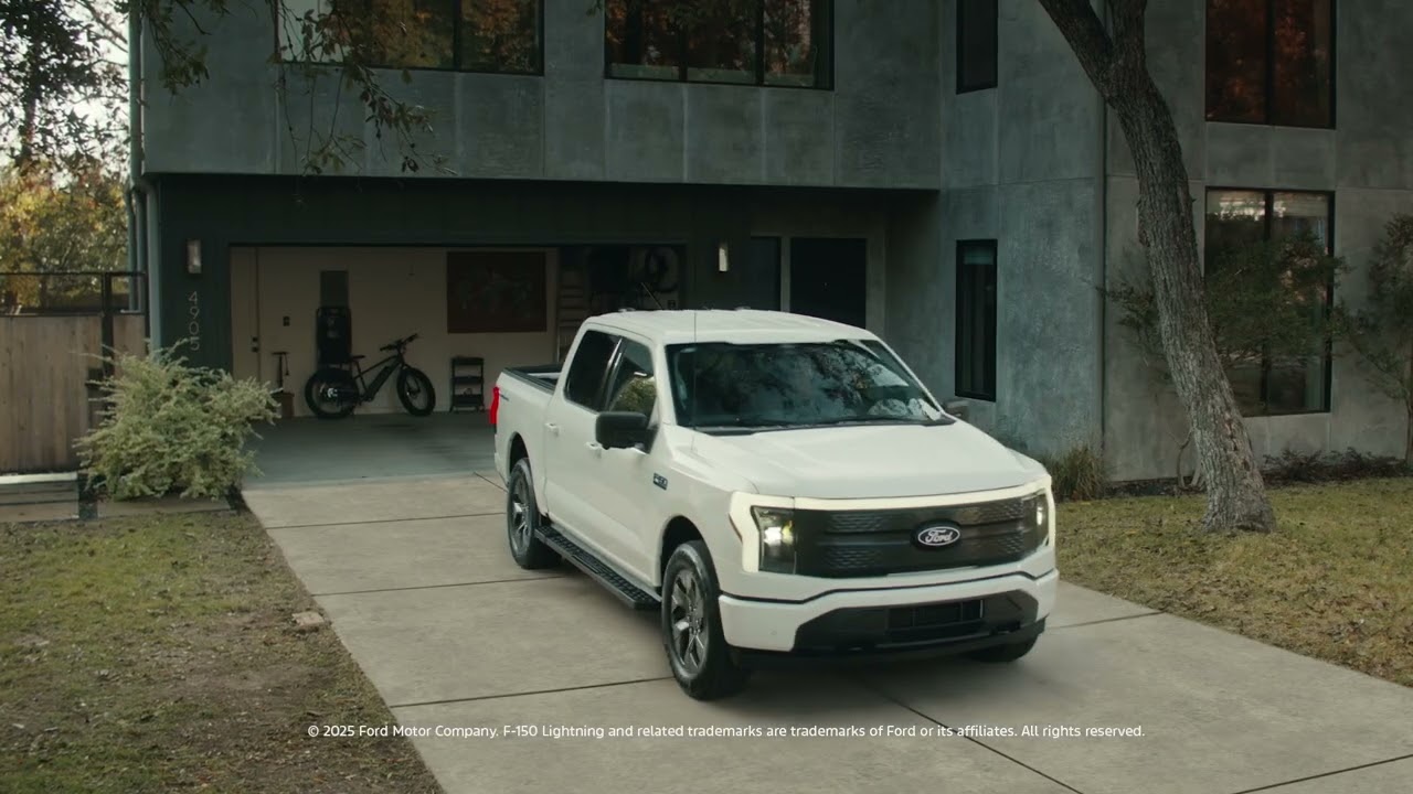 The 2025 Ford F-150® Lightning® Flash™ Model | 360-Degree Camera
