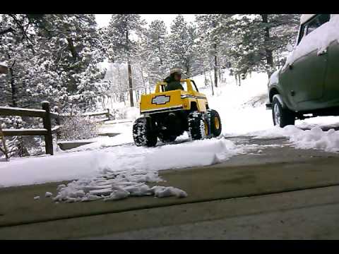 Playing in the snow with mini monster truck – minimonstertruck.com