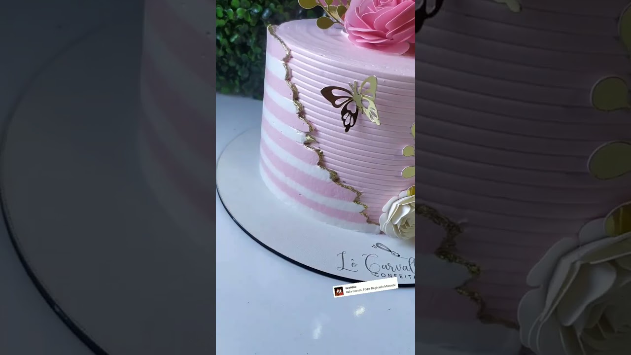 Bolo rosa seco, com rosas de papel e topo flutuante