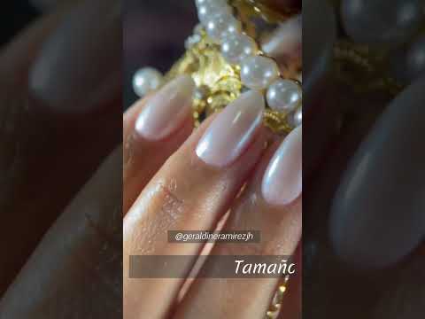 Uñas perladas blancas efecto espejo blanco