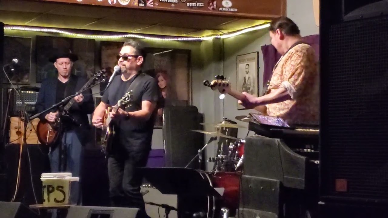 John Calderon and James Wilhite trading licks - Kissing My Love! World class music on a Sunday night