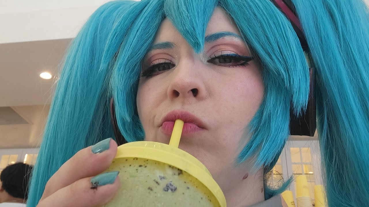 COSPLAYING AT THE MALL IN 2025??? Hatsune Miku and Kagamine Rin Cos-test