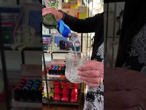 Demonstration of the Chirpy Top Wine Pourer