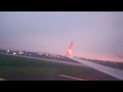 Landing Lion Air Boeing 737 900ER PK-LHS di Bandara Soekarno Hatta Jakarta