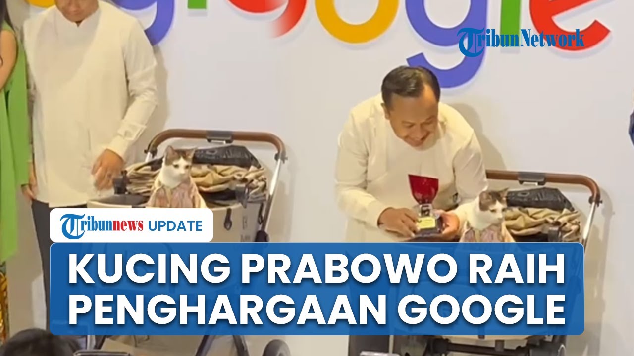 Gaya Bobby Kertanegara saat Terima Penghargaan Top Trending Search ...