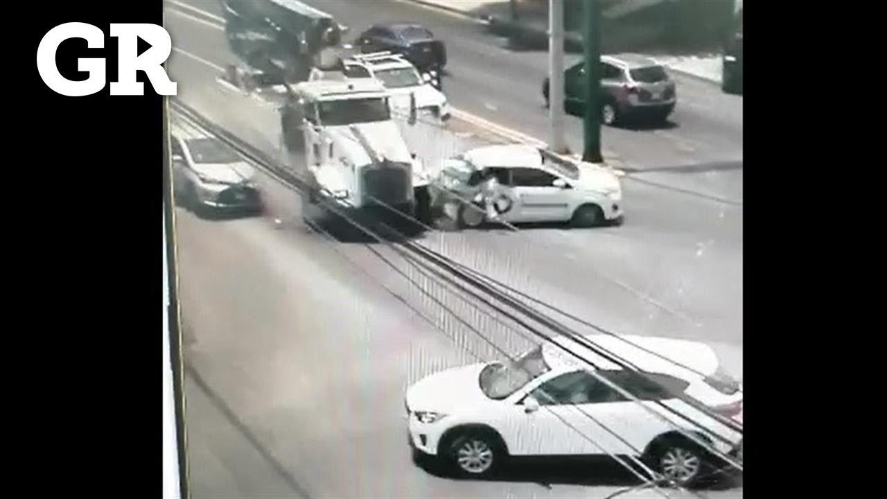 Choca tres autos camión sin frenos