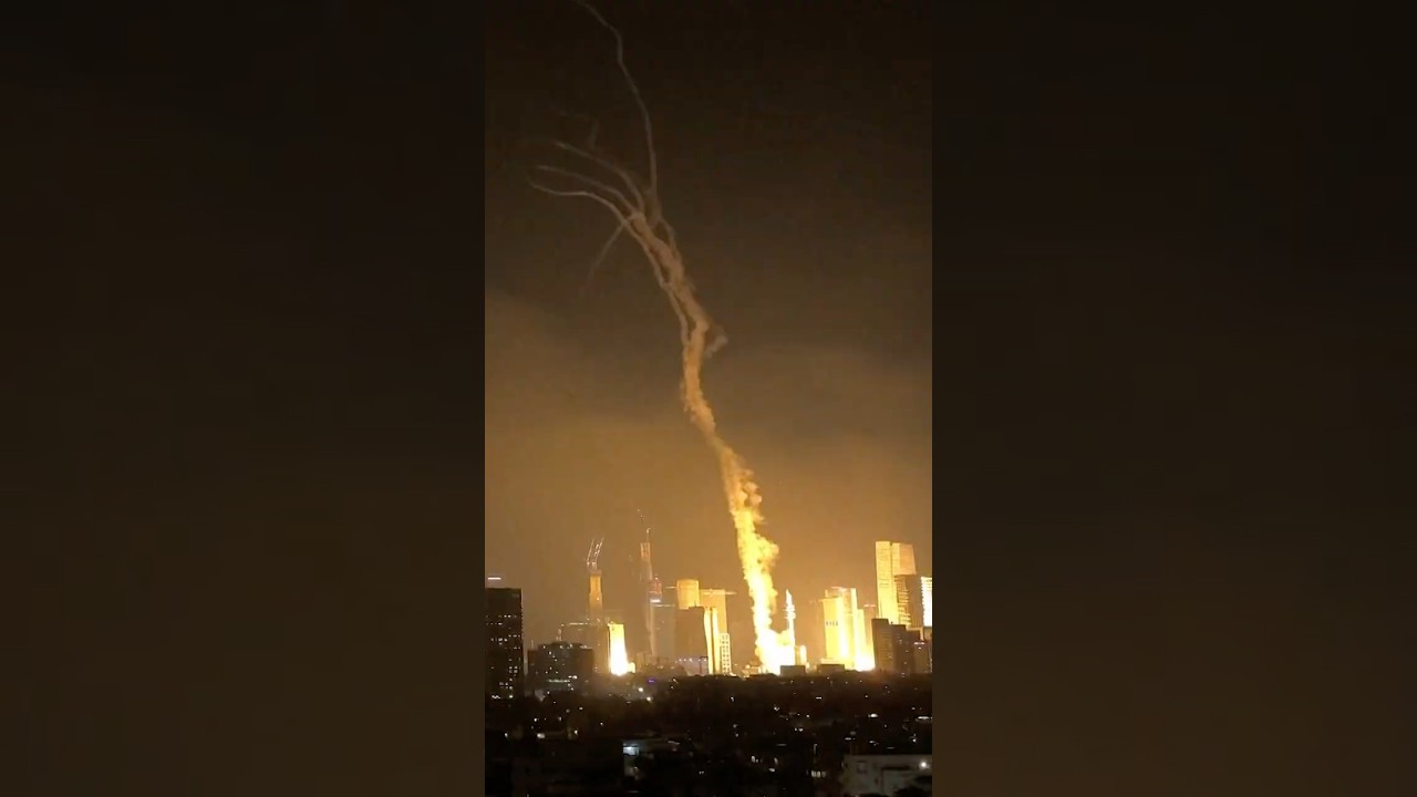 Tel Aviv Hit by Iranian Missiles in Retaliation for Israeli Attack