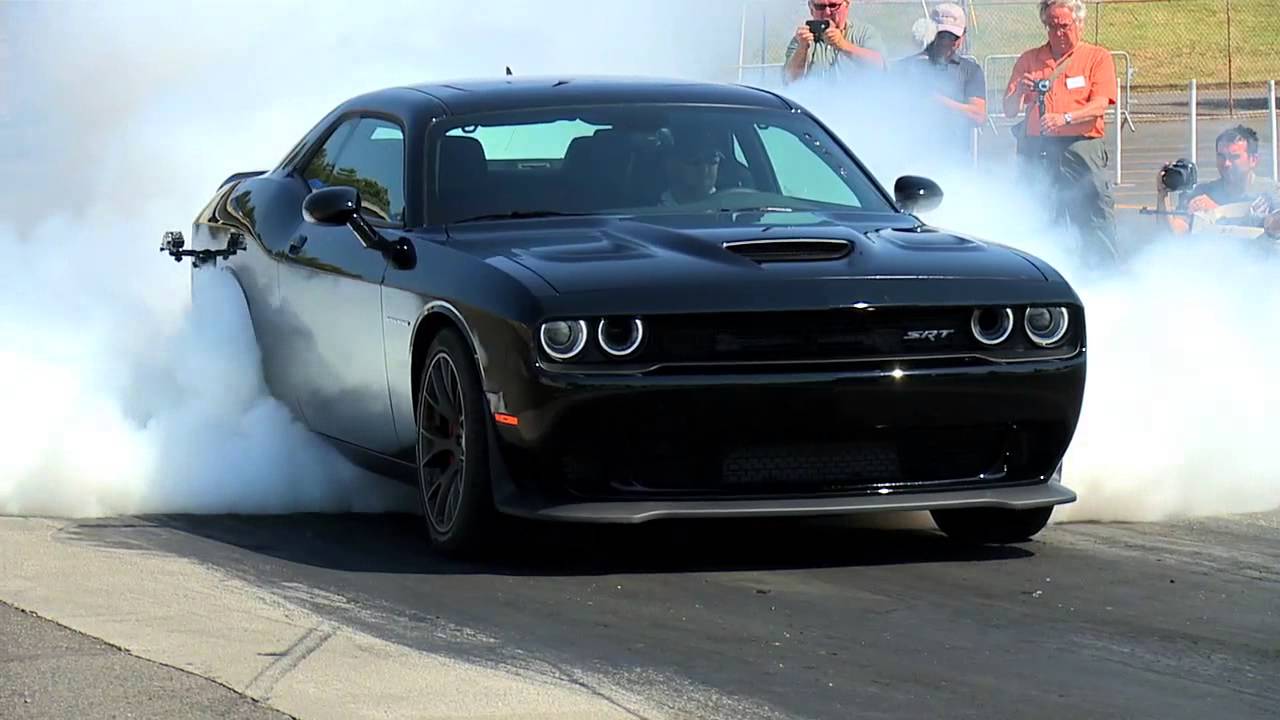 2015 Dodge Challenger SRT Hellcat Shows the Meaning of a Burnout Shower ...