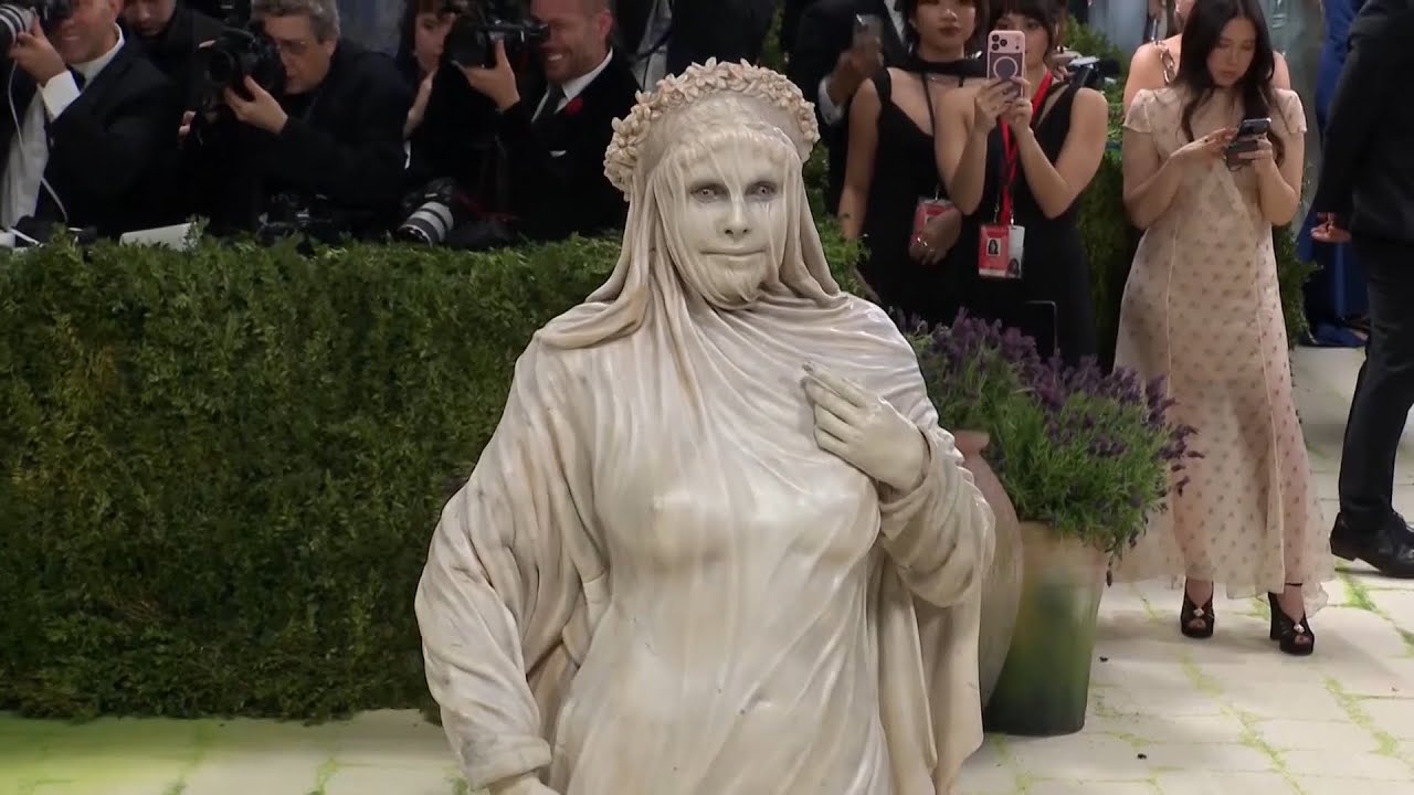 Heidi Klum stuns at the 2026 Met Gala in a statuette glam