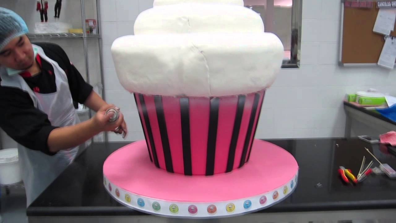 Munch Bakery 100 k fan cake