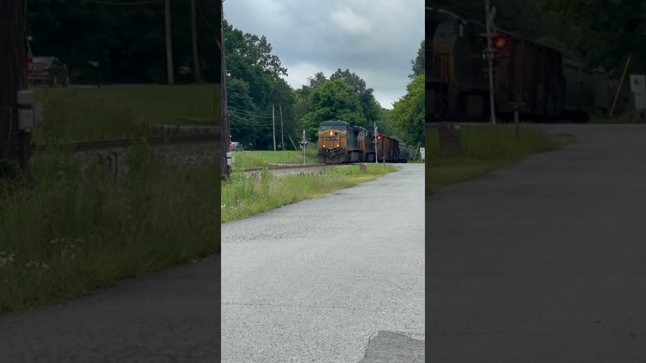 Ditch Lights Flashing On CSX #5122 #csx #trains