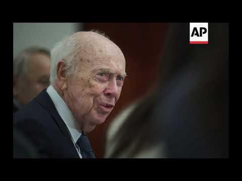 US Lab revokes honors for DNA scientist Watson