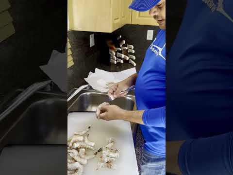 How To Easily Peel Shrimp π€π€#shorts #howto #shrimp #youtube #diy