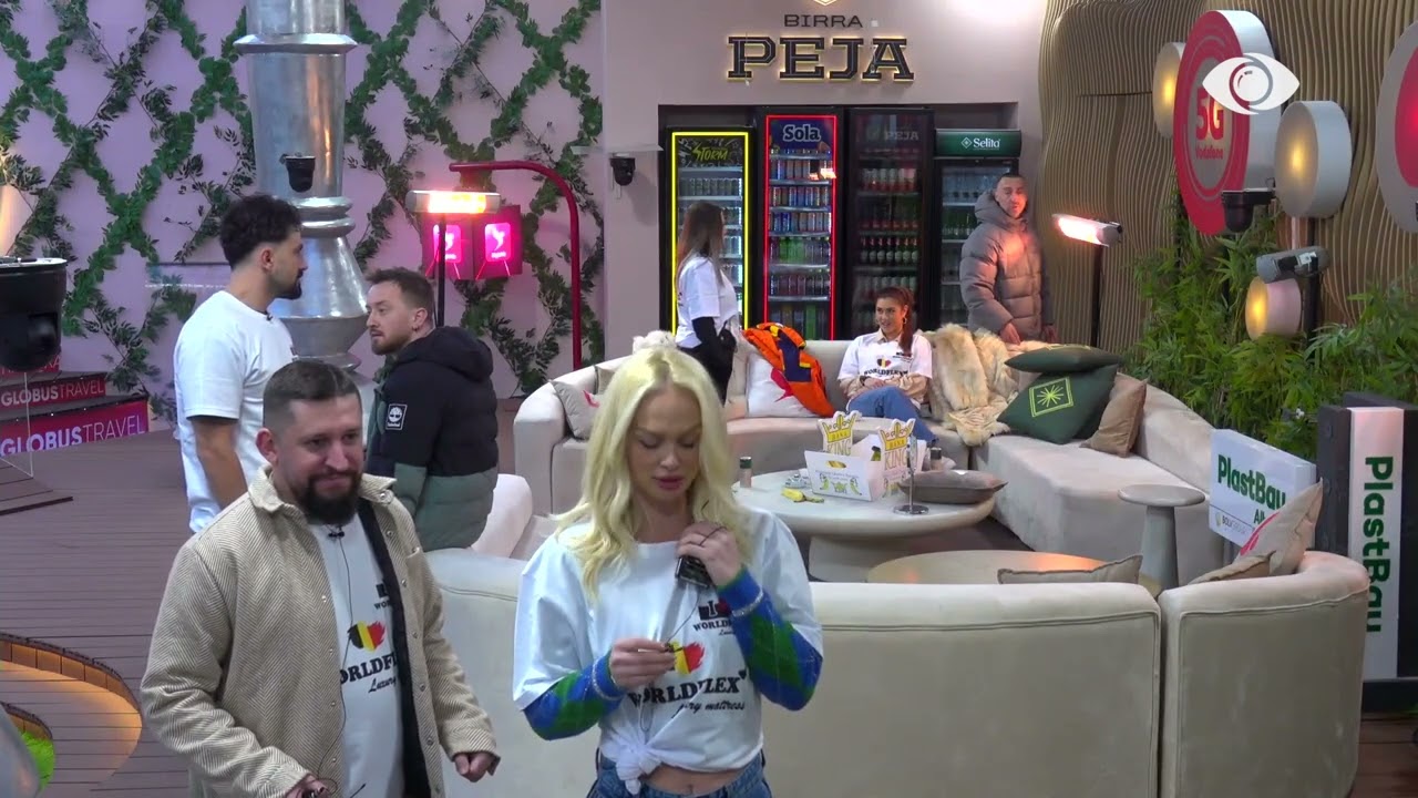 Momente gazmore, banorët vrapojnë që të zënë dyshekët, cili prej tyre ...