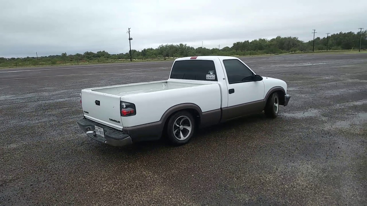 Lowered 1998 s10 doing donuts