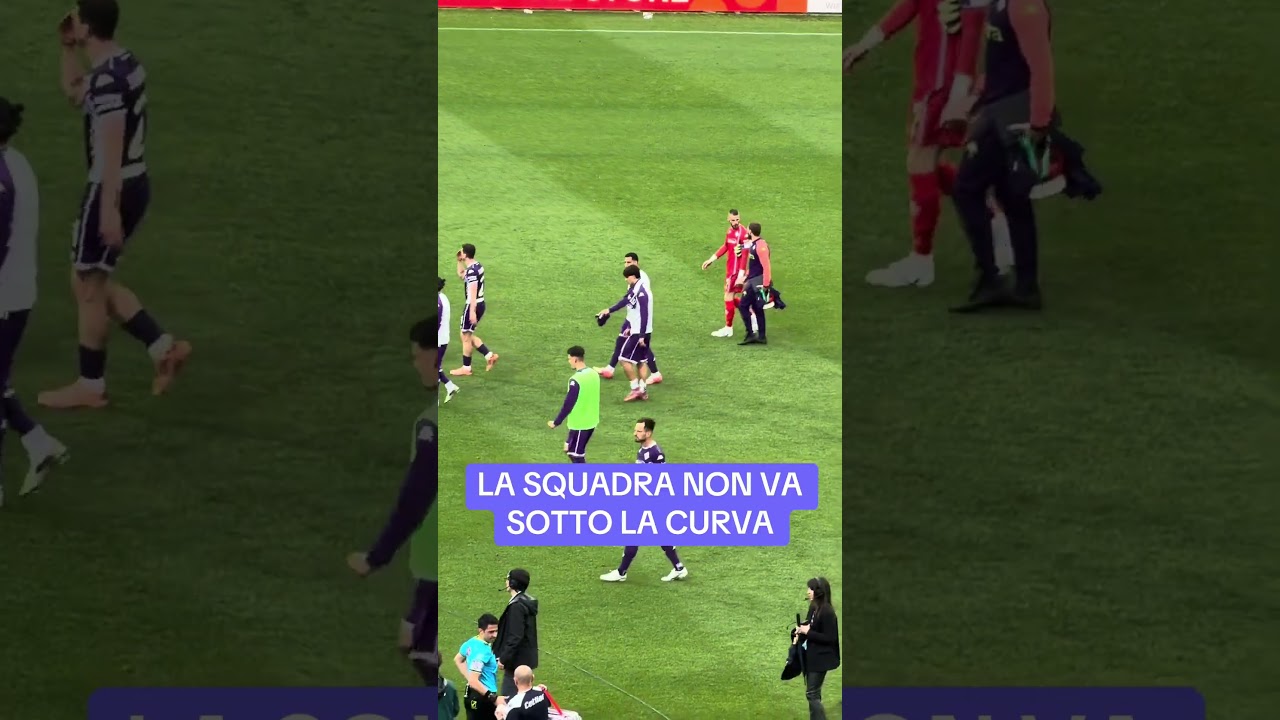 Lo stadio fischia ed i giocatori restano a centrocampo