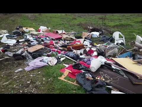 Discarica abusiva nelle campagne tra Vigevano e la frazione Sforzesca