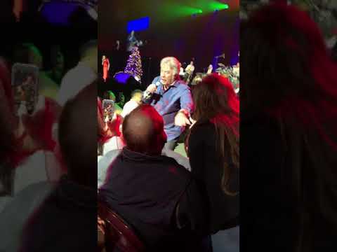 Tony Orlando LIVE singing Santa Claus is Coming to Town in Mohegan Sun