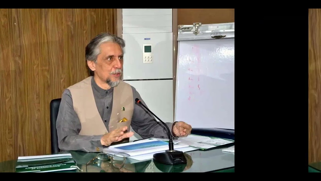 Judge Muhammad Asim Imam delivering a lecturer to the participants of SMC at PSRA