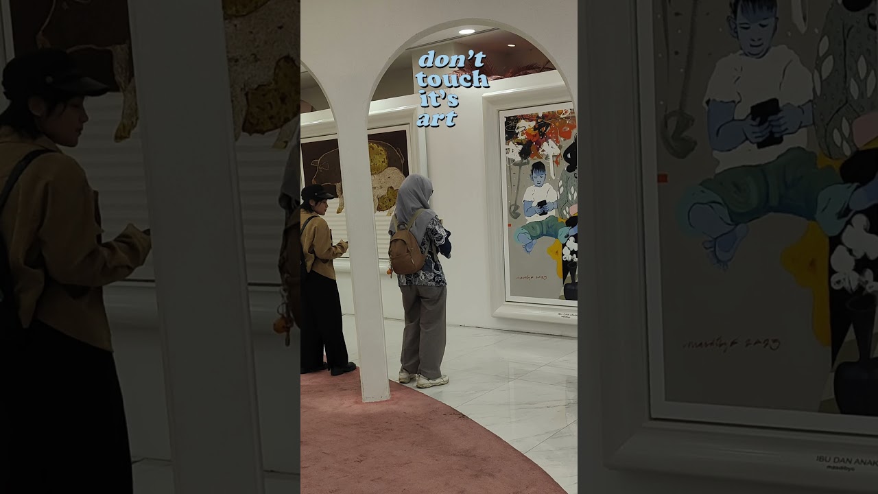 Art lovers in Plaza Indonesia lev 4