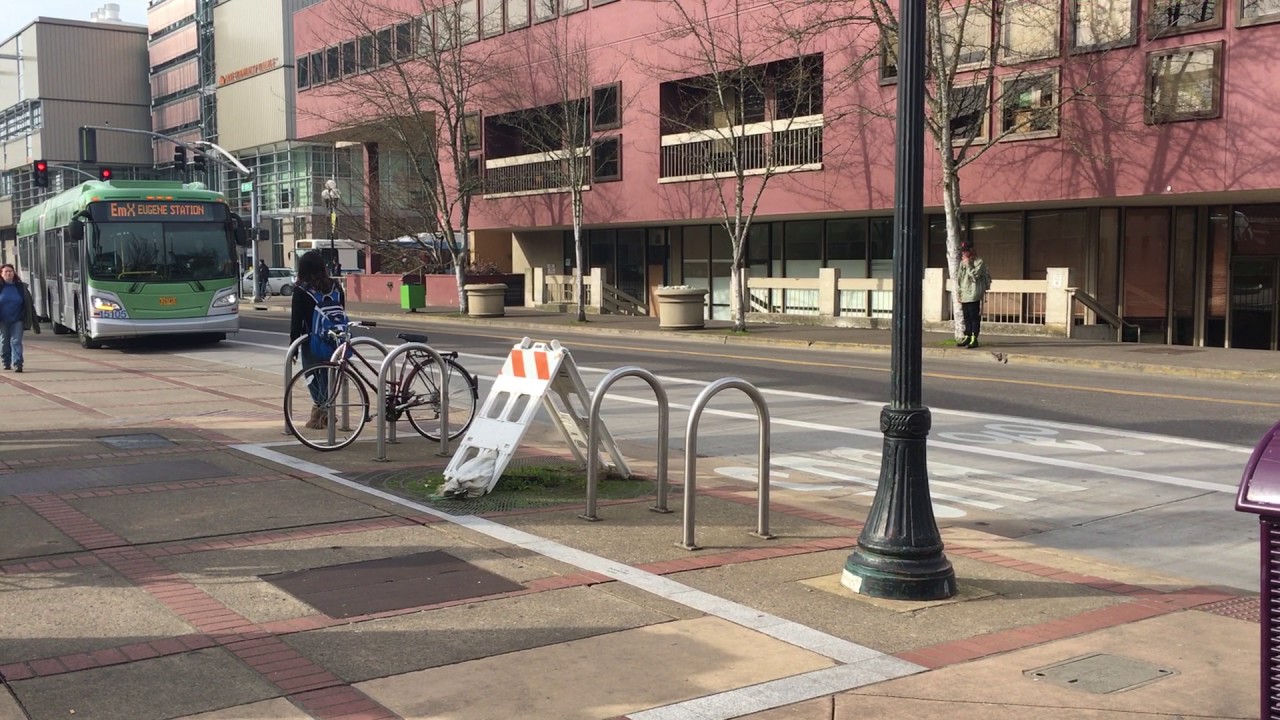 LTD EmX Arriving Eugene Station