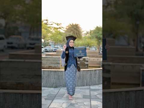 Ide pose foto Wisuda outdoor #shorts #photography
