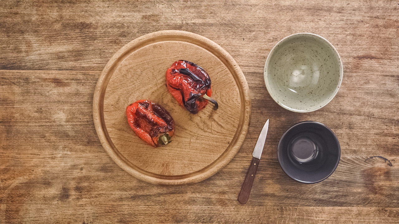 Peperoni häuten: So schnell und einfach häutest du Peperoni | fooby.ch