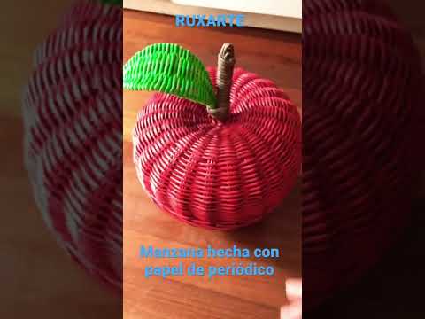 Cesto manzana hecho con papel de periódico